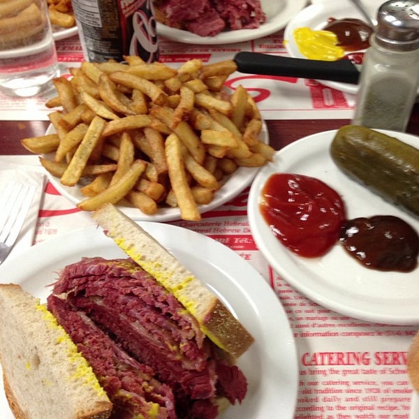 Schwartz's Montreal Hebrew Delicatessen - Plateau-Mont-Royal - 276 tips
