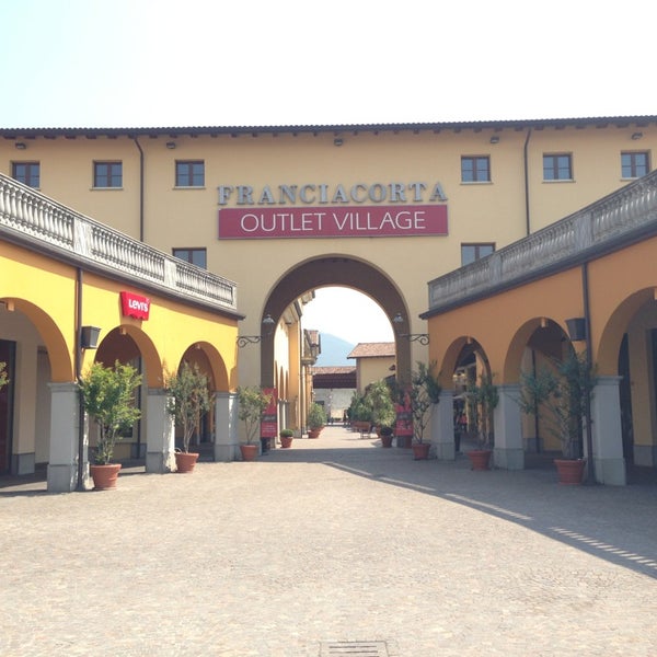 Franciacorta Outlet Village - Outlet Store in Rodengo Saiano