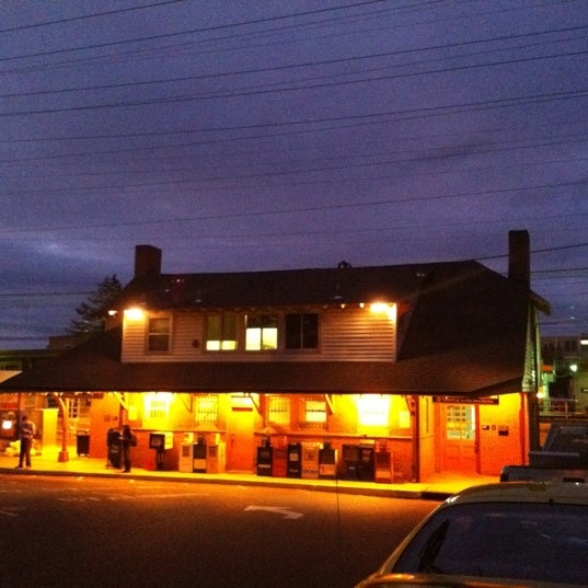 NJT - Metuchen Station (NEC) - Train Station in Metuchen